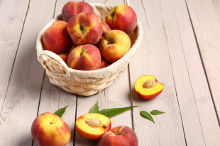 Pesca: proprietà e benefici del frutto estivo per salute e dieta ...